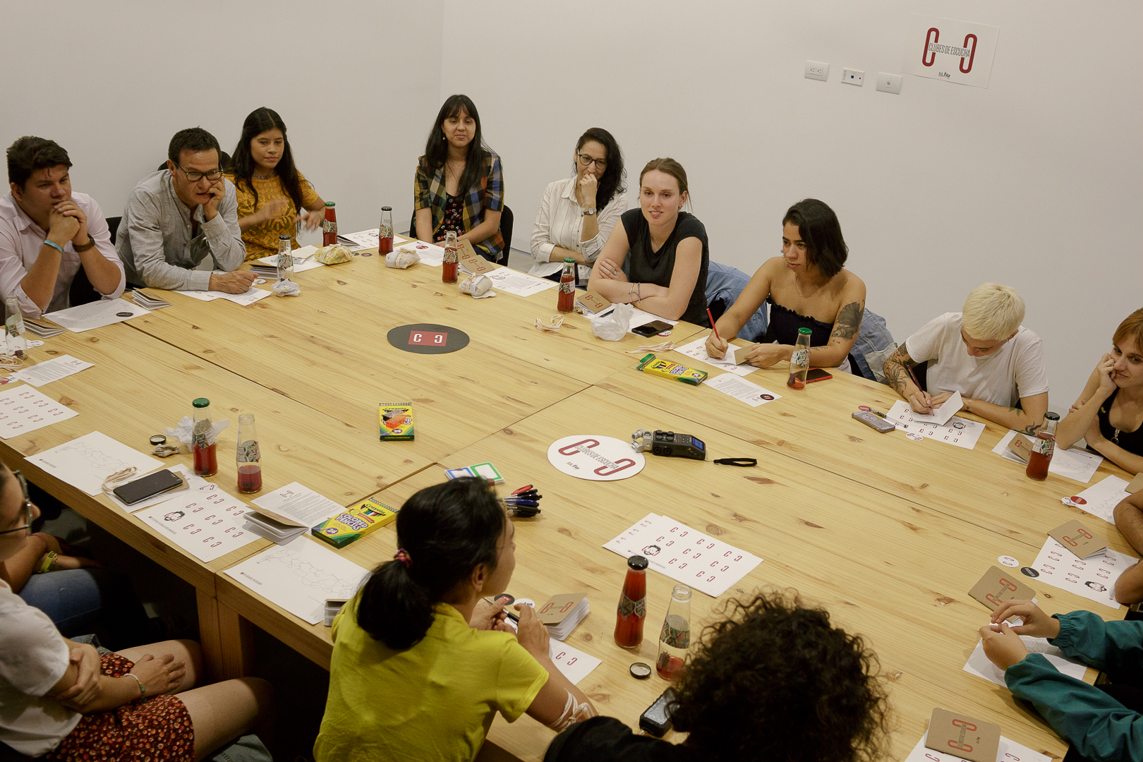 Radio Ambulante Listening Clubs Revive Tradition – RILN